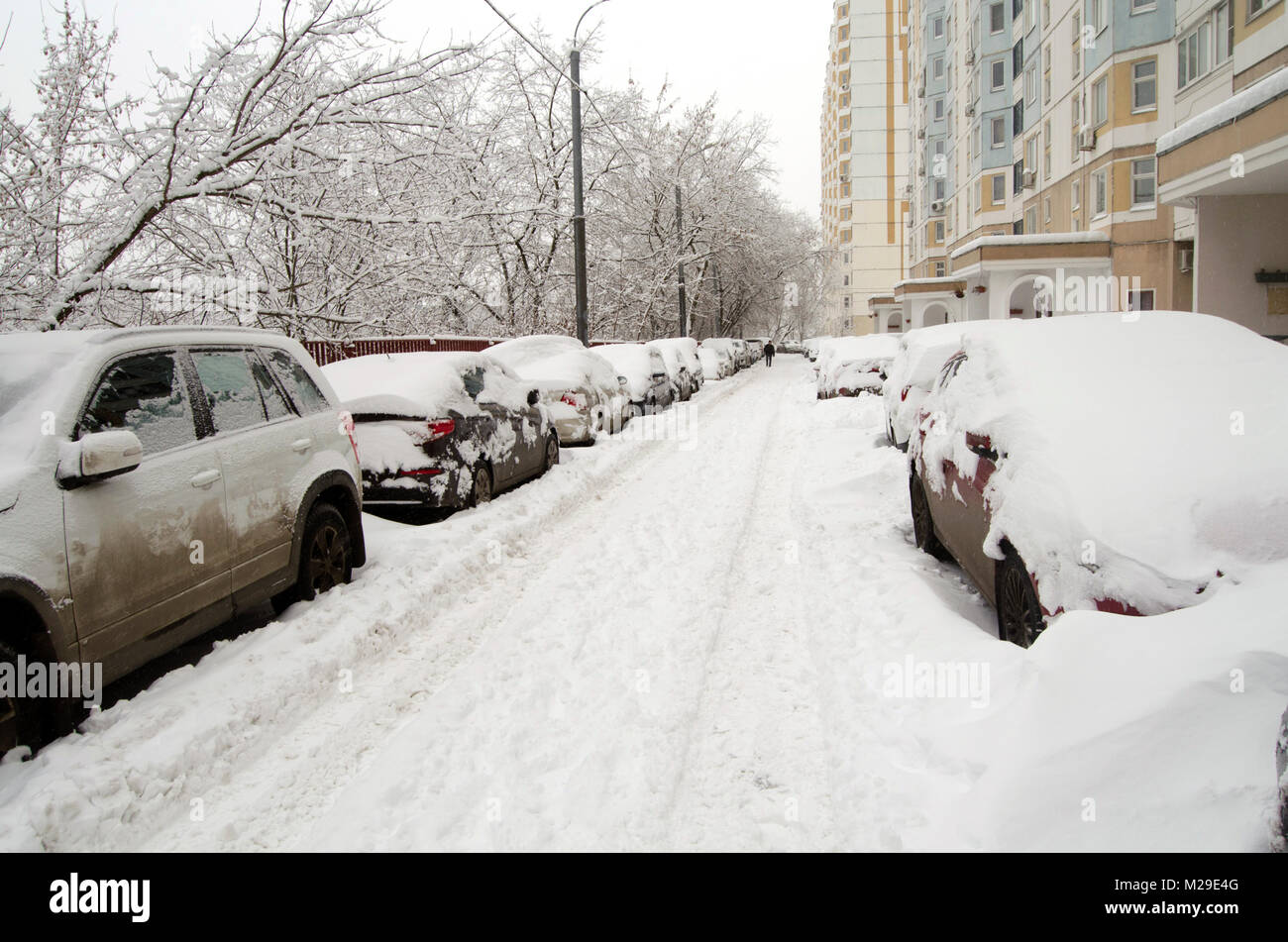 Moscow courtyard hi-res stock photography and images - Alamy