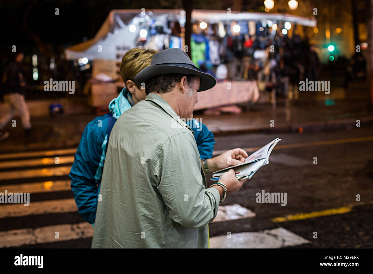 Helping tourist map hi-res stock photography and images - Alamy