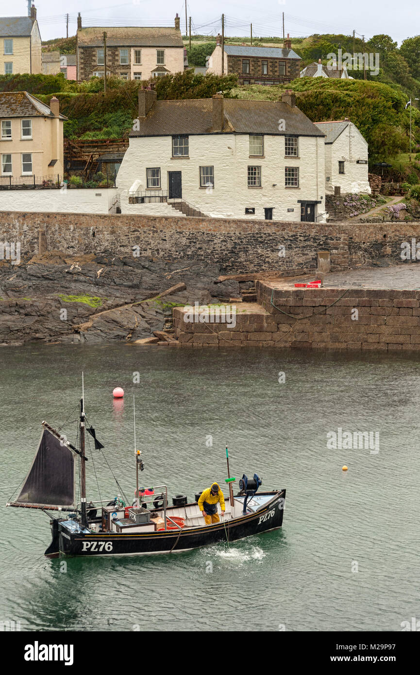 Cornish fishing boat hi-res stock photography and images - Alamy