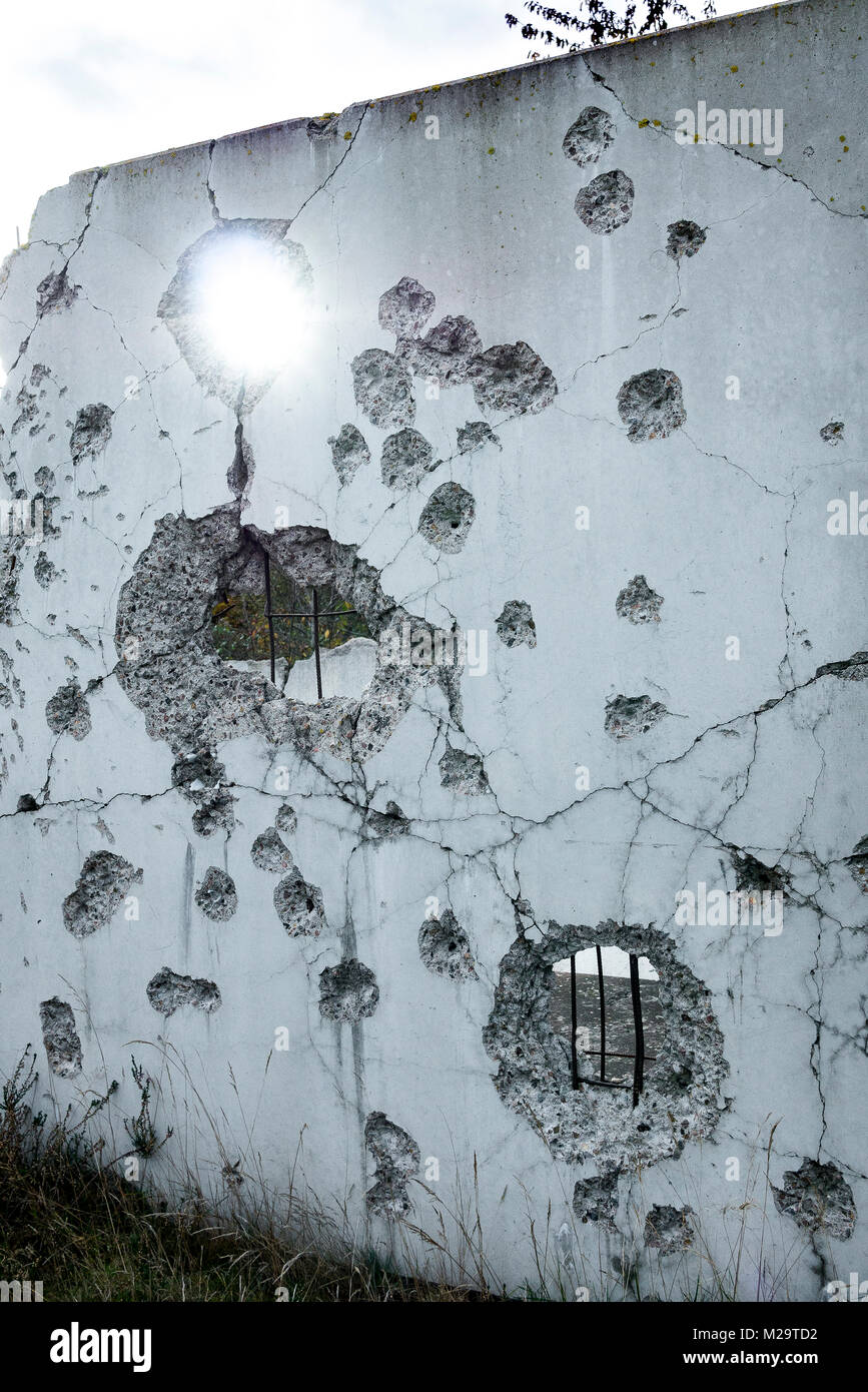 Bullet holes wall hi-res stock photography and images - Alamy