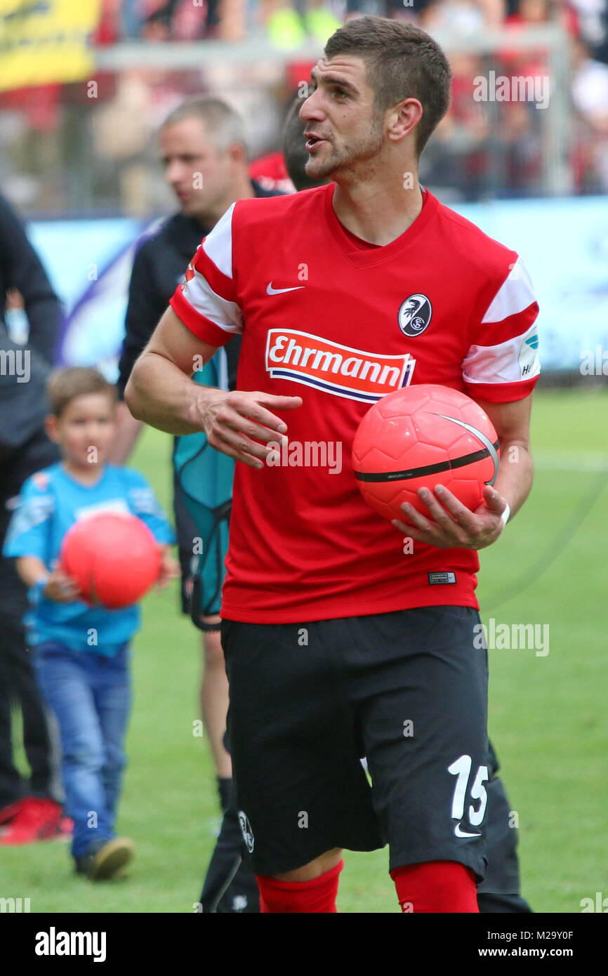 Stefan Mitrovic (Freiburg) wirft nach dem Spiel einen Ball ins Publikum ... Stefan Mitrovic (Freiburg) wirft nach dem Spiel einen Ball ins Publikum ...