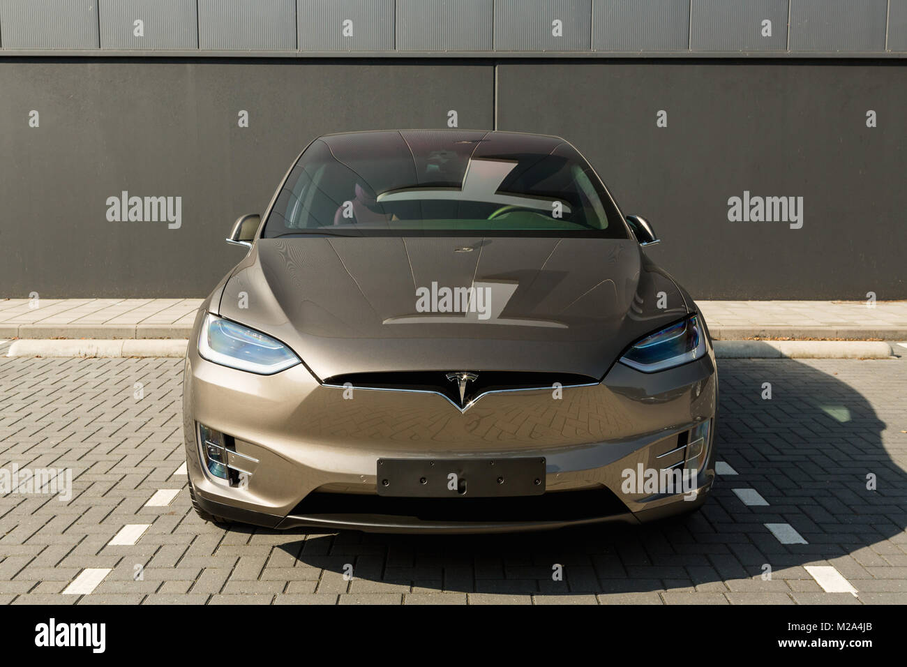 Tesla assembly plant hi-res stock photography and images - Alamy