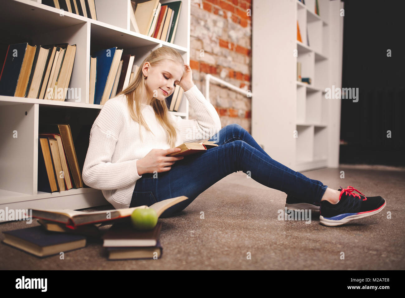 Teenage girl in a library Stock Photo - Alamy