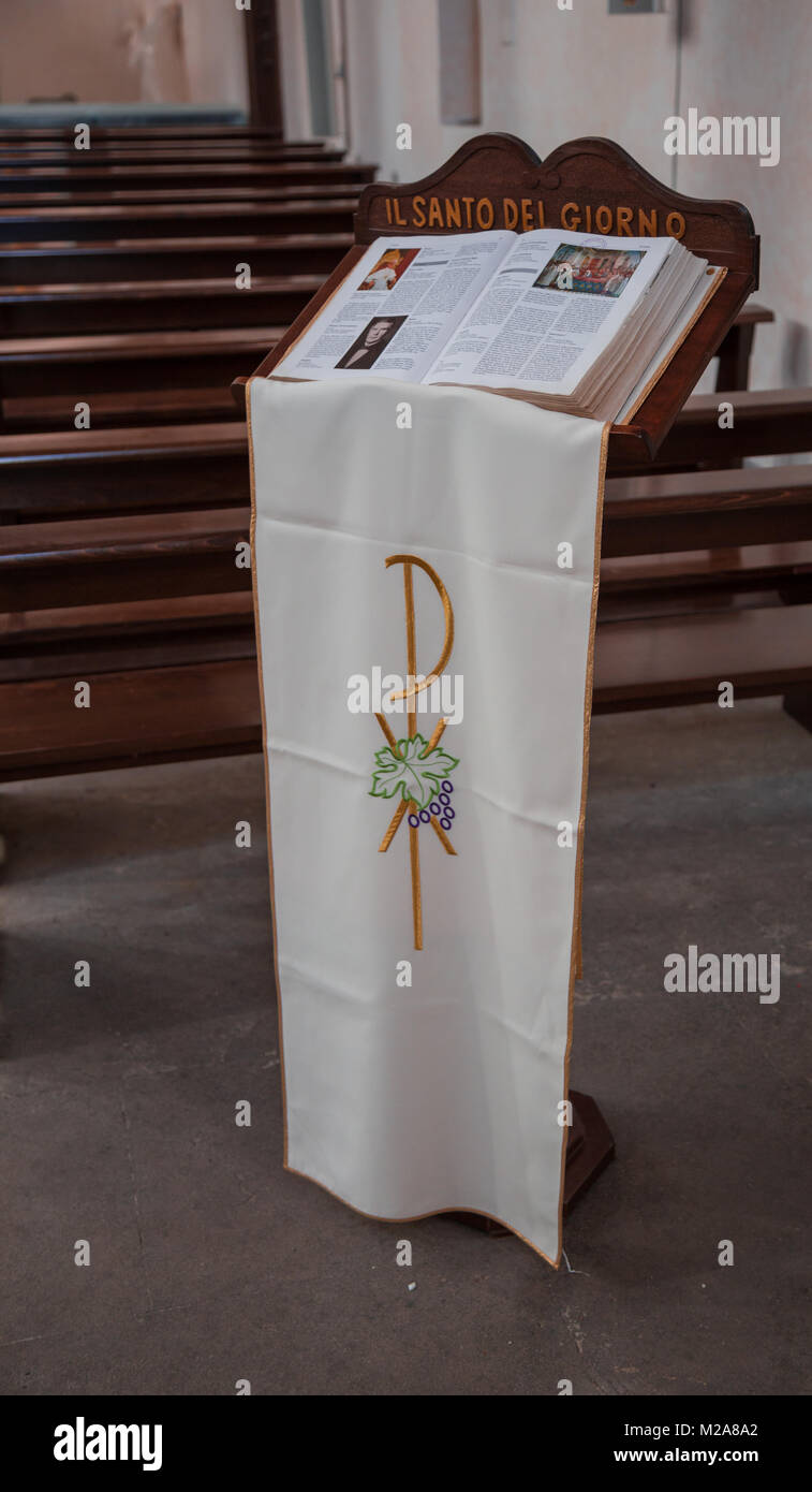 Altar lectern catholic church hi-res stock photography and images - Alamy