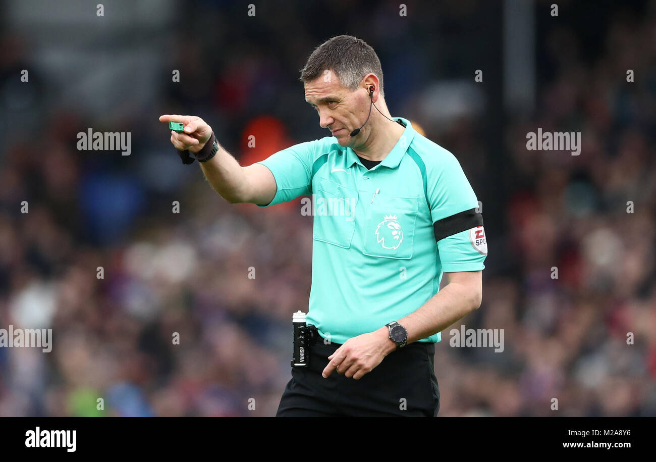 Referee Andre Marriner Stock Photo - Alamy