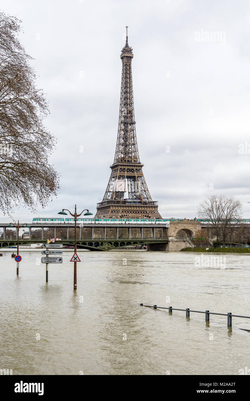 View of the swollen Seine during the winter flooding episode of January ...