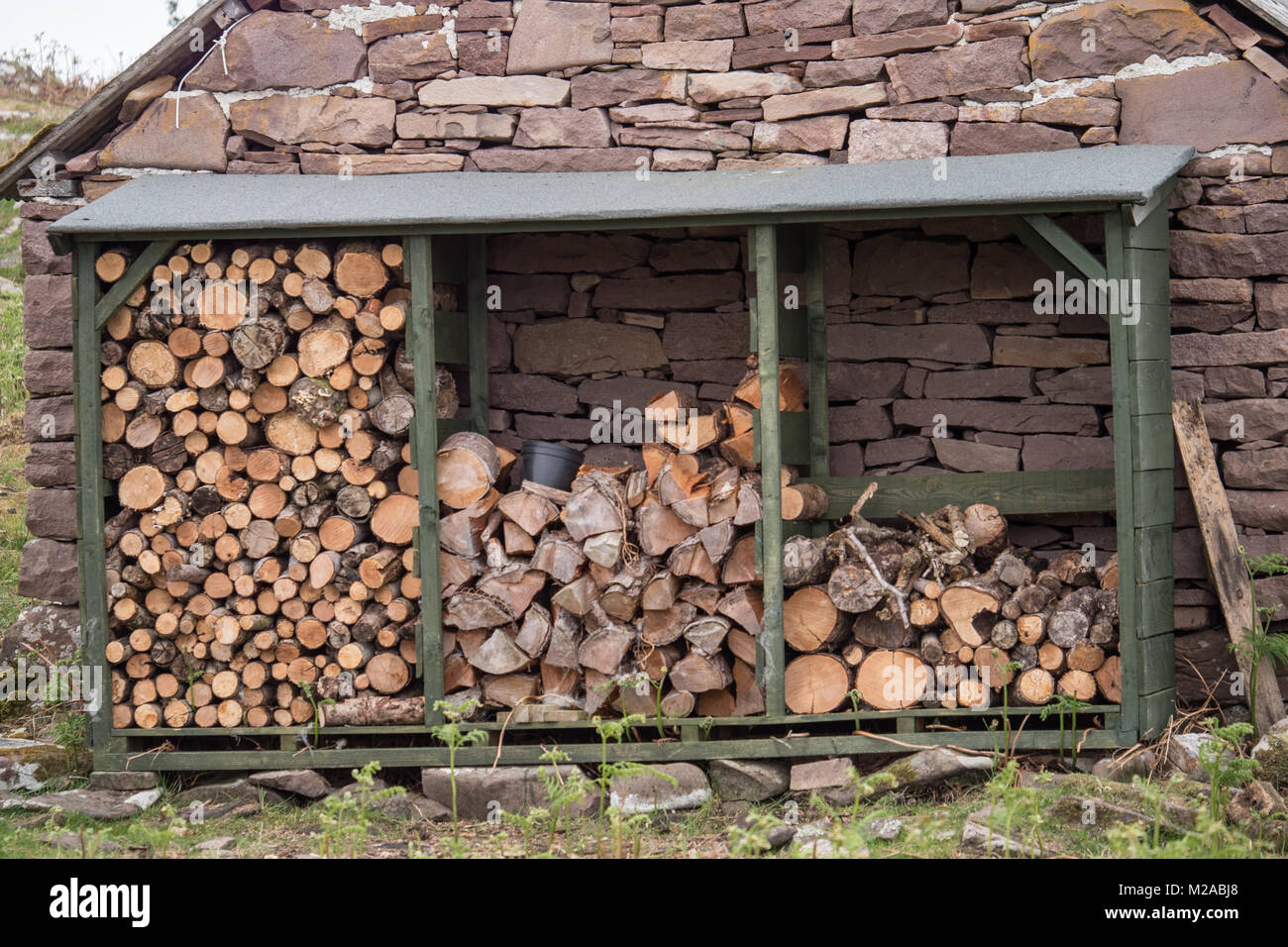 Firewood log store Stock Photo - Alamy