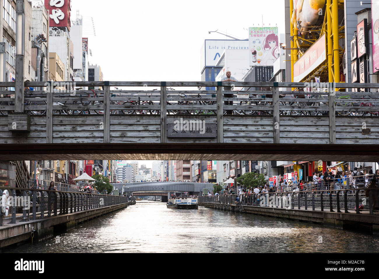 Wooden Bridge and Ebisu Bridge view from Dotombori Canal at sunset ...