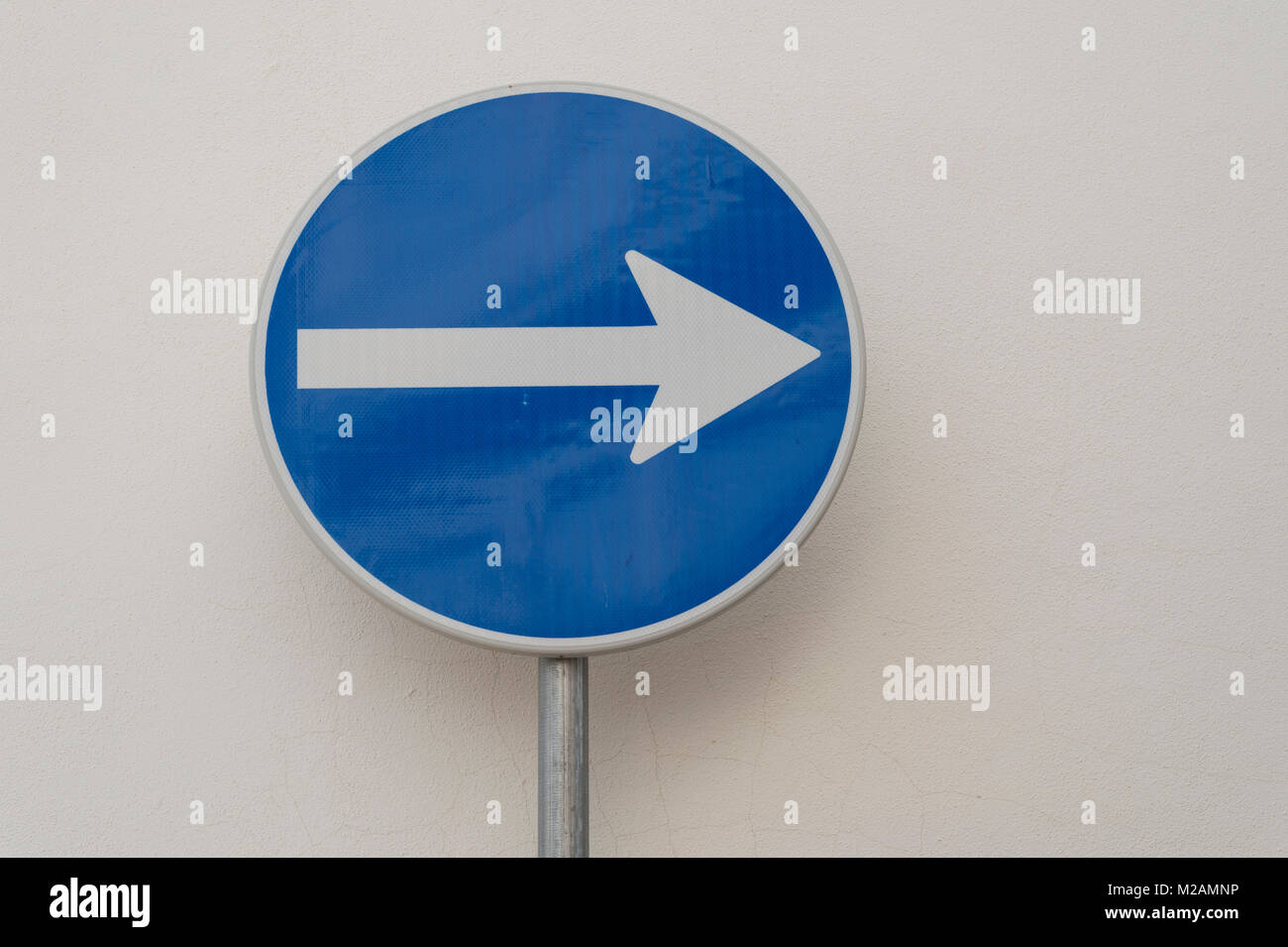 Road sign arrow blue round hi-res stock photography and images - Alamy