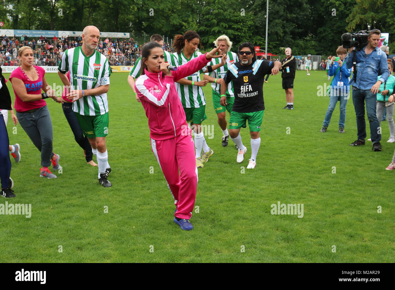 Beim aufwaermen hi-res stock photography and images - Alamy