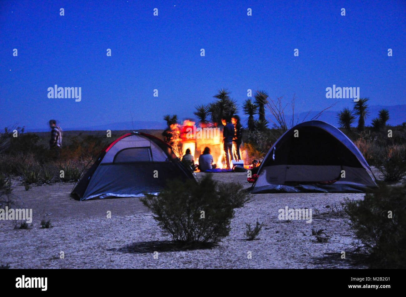 Friends around bonfire hi-res stock photography and images - Alamy