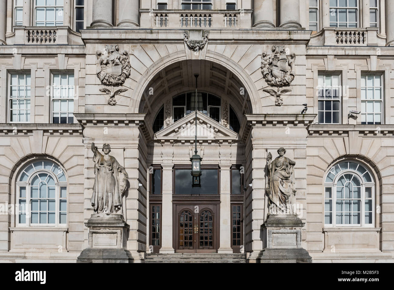 Port of liverpool building with statue hi-res stock photography and ...