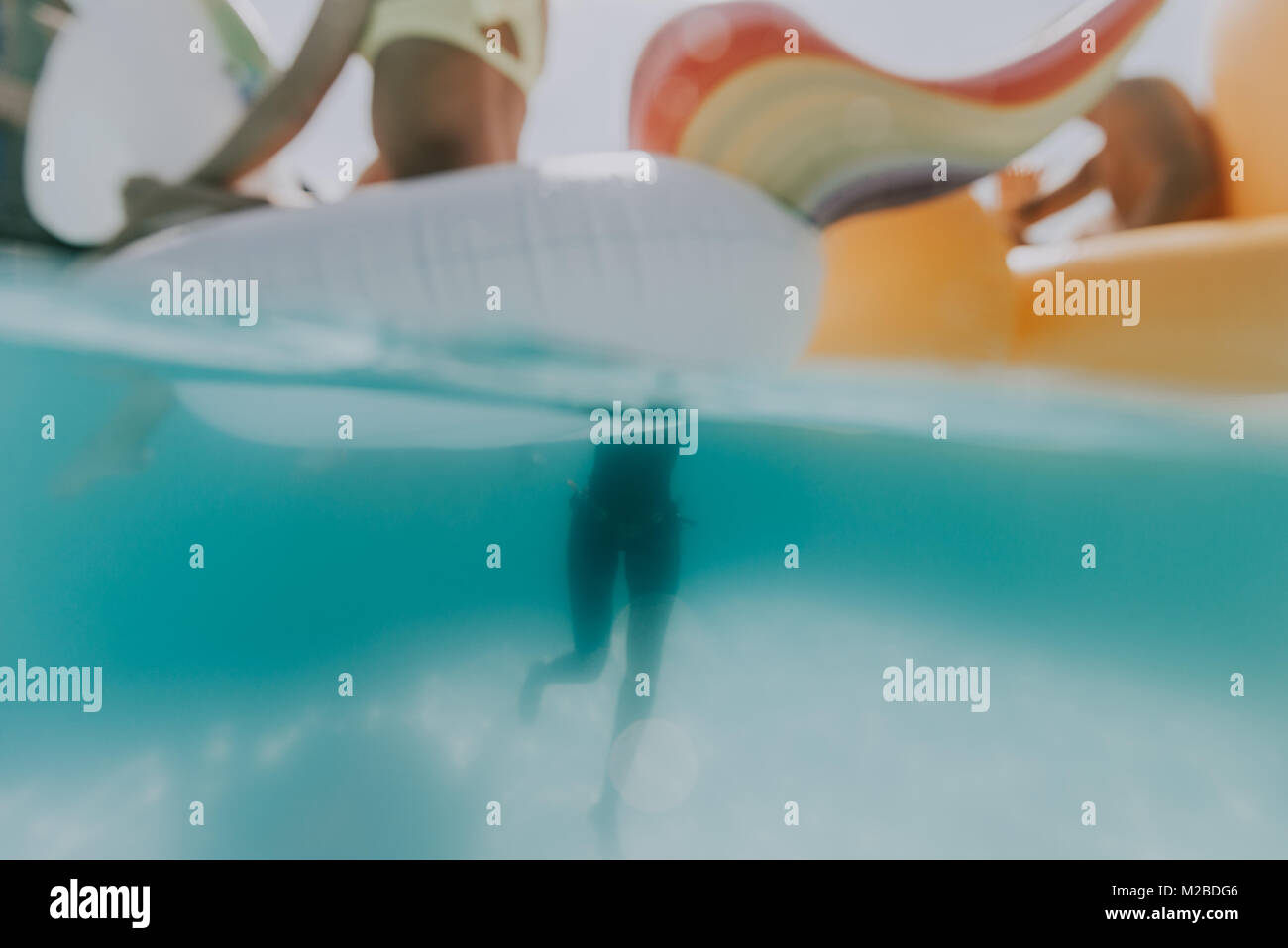 Friends underwater in swimming pool hi-res stock photography and images ...