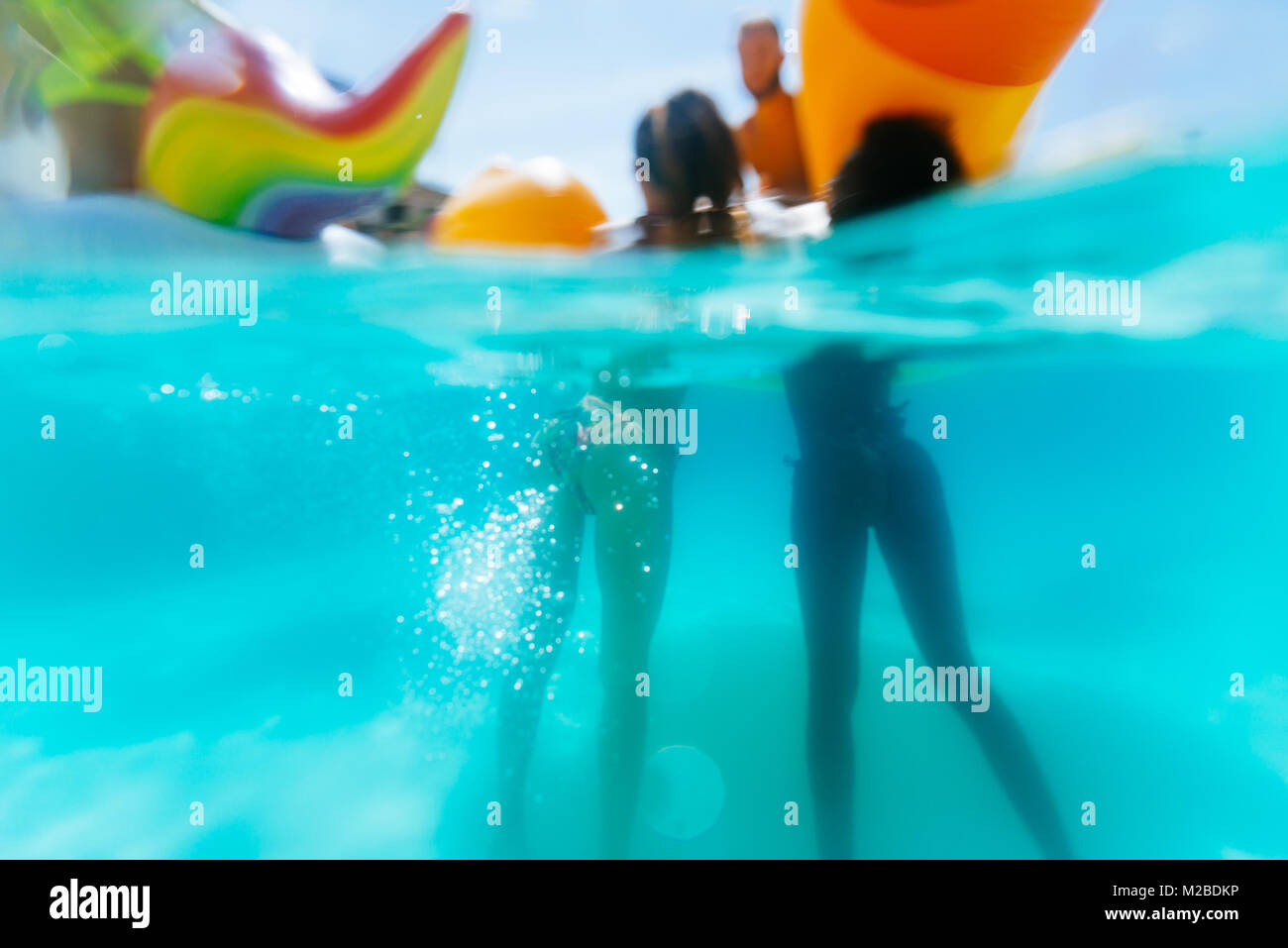 Friends underwater in swimming pool hi-res stock photography and images ...