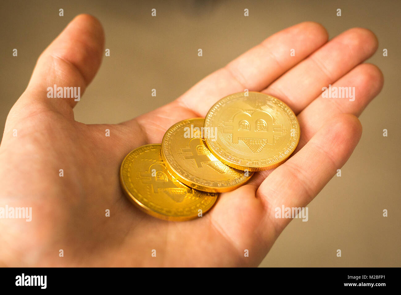 Gold coin hand close up hi-res stock photography and images - Alamy