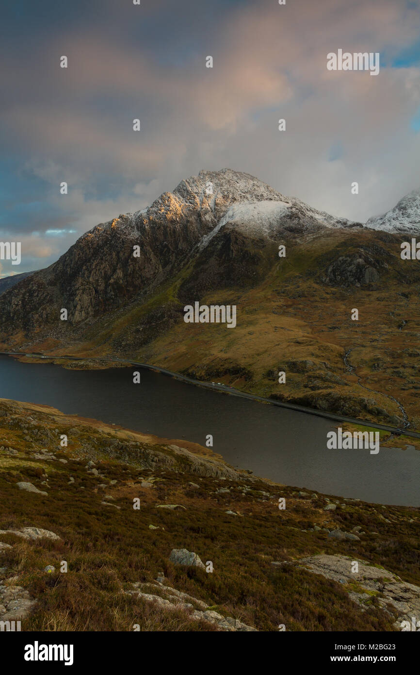 Snow on Tryfan illuminated by the late evening sun, Llyn Ogwen ...
