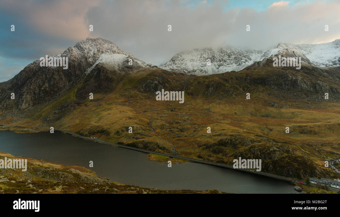 Snow on Tryfan illuminated by the late evening sun, Llyn Ogwen ...