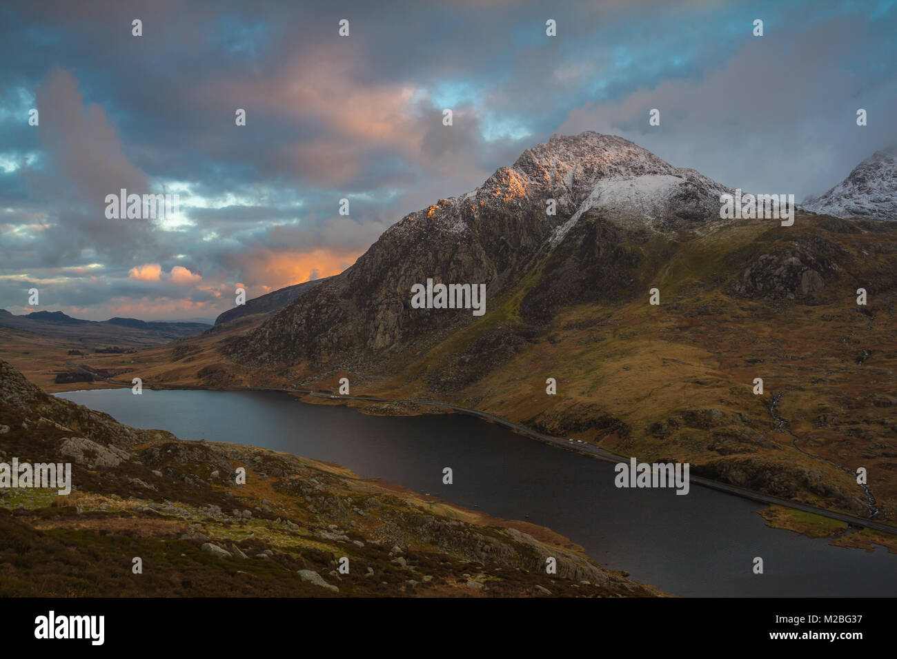 Snow on Tryfan illuminated by the late evening sun, Llyn Ogwen ...