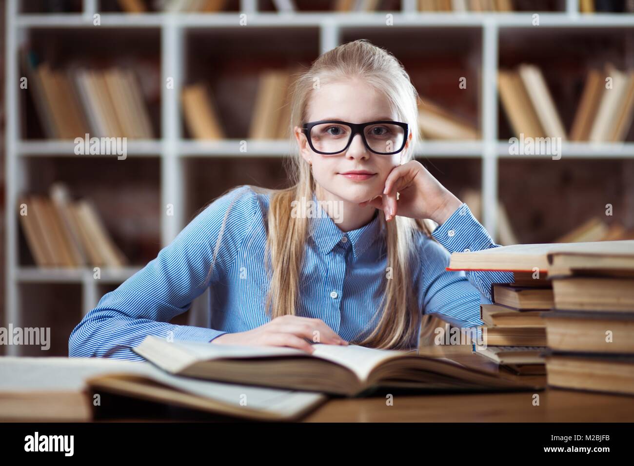 Teenage girl in a library Stock Photo - Alamy