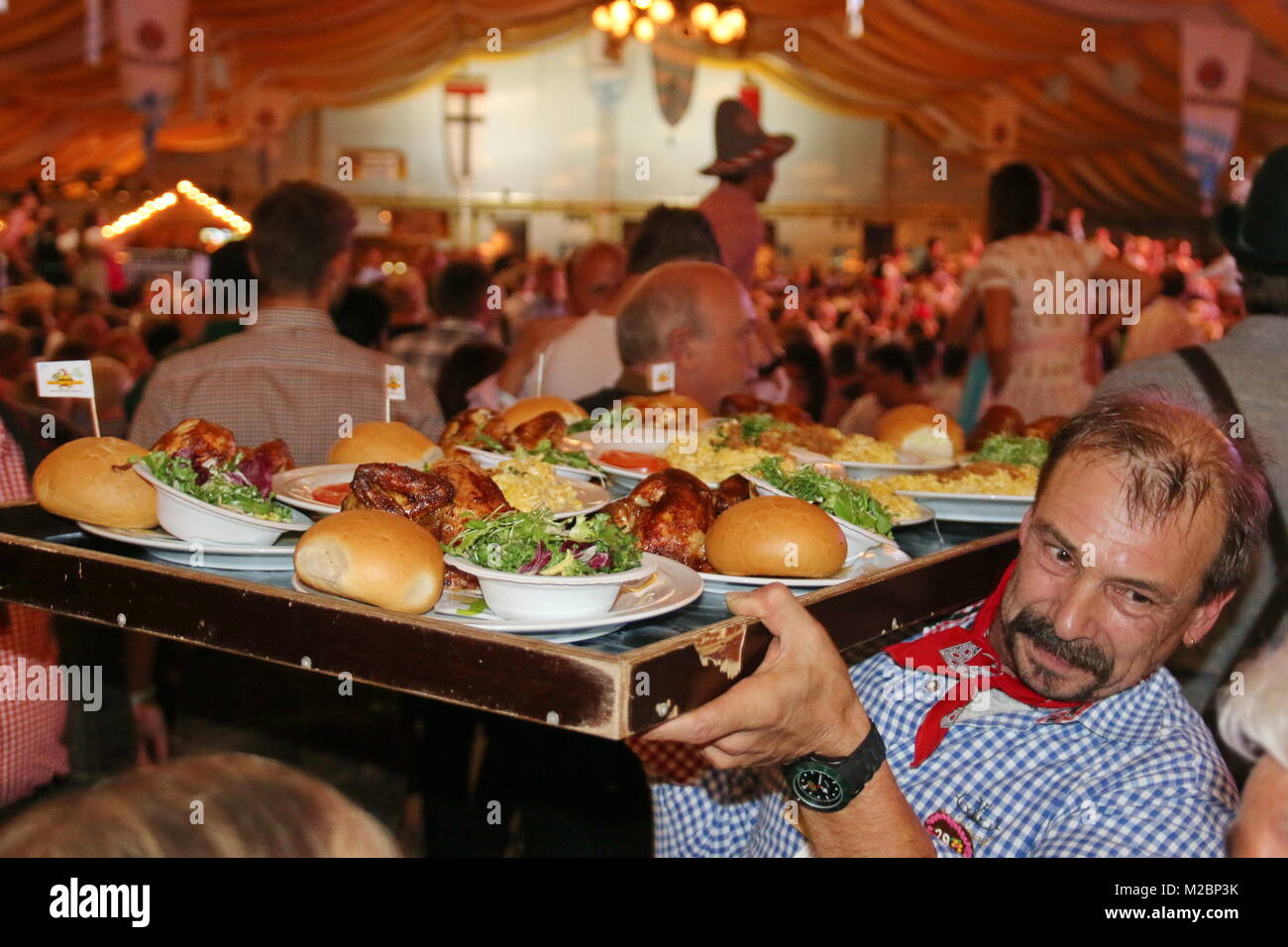Schwestarbeit haben die Kellner beim Oktoberfest Konstanz 2015 zu ...