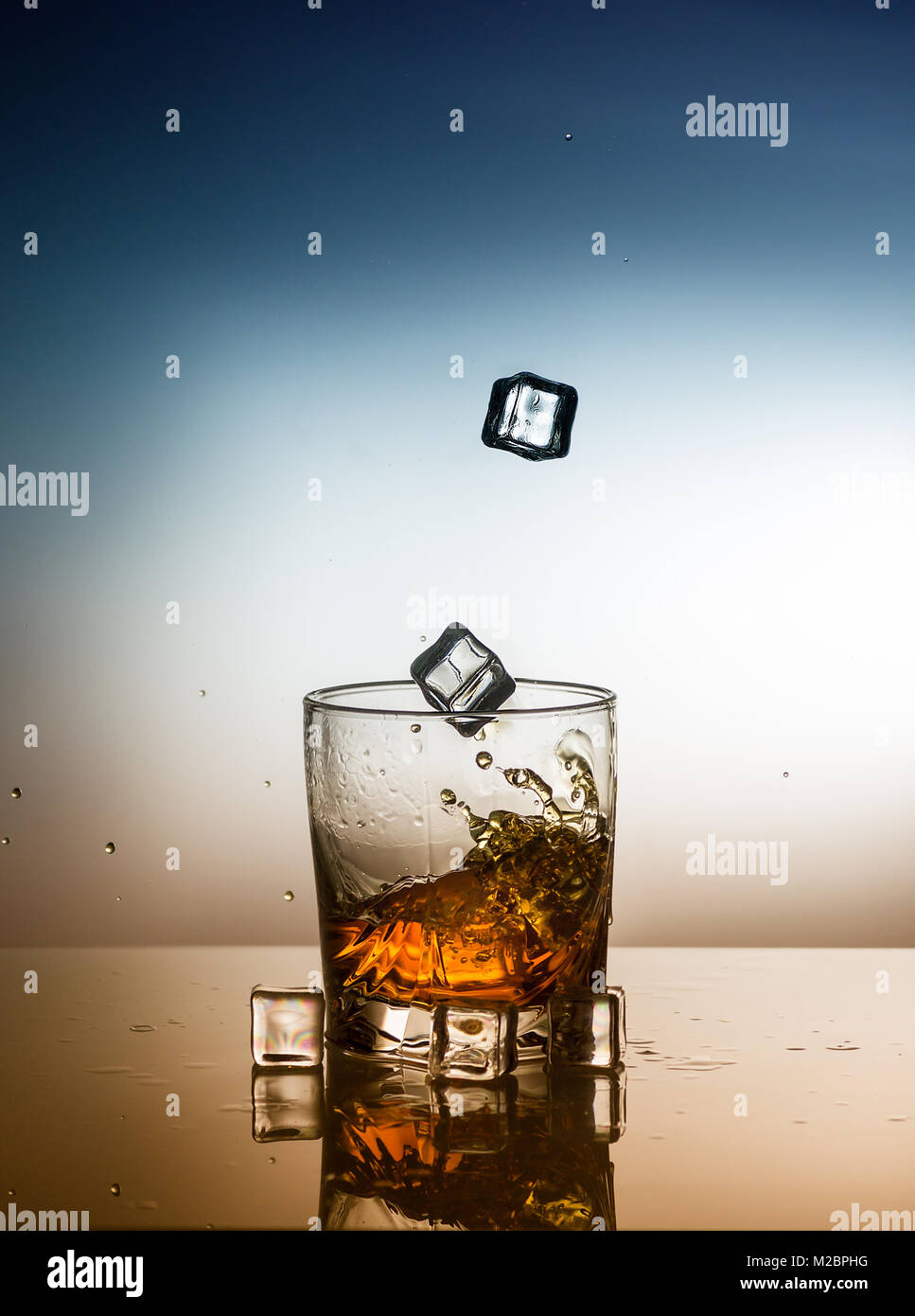 Pouring glass of scotch whisky hi-res stock photography and images - Alamy