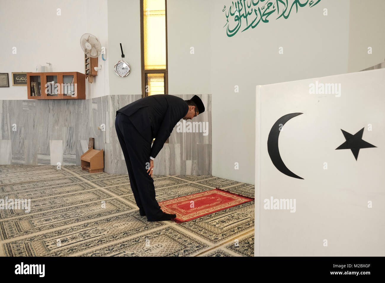 Muslims in ahmadiyya mosque hi-res stock photography and images - Alamy