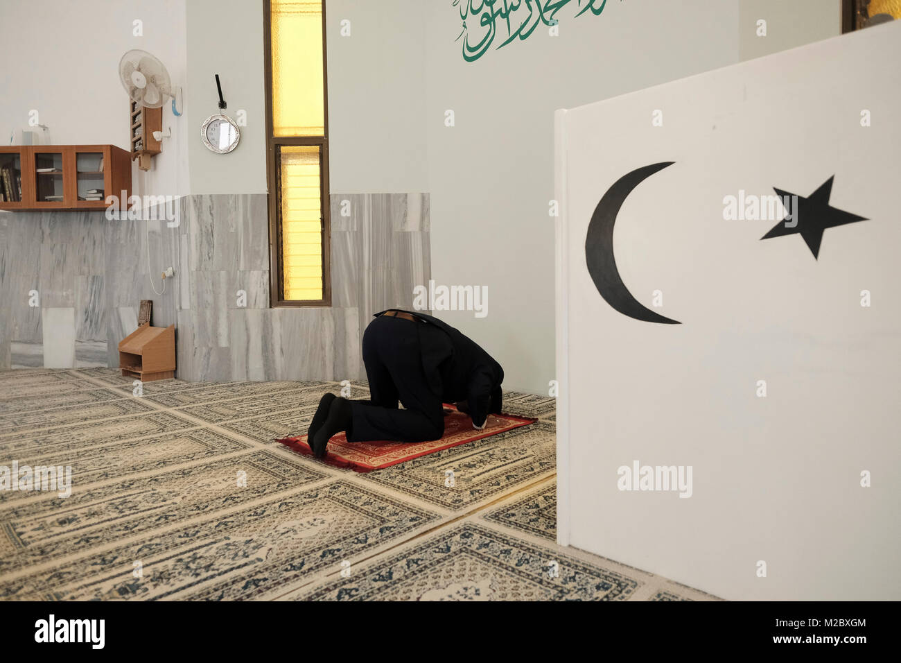 Muslims in ahmadiyya mosque hi-res stock photography and images - Alamy