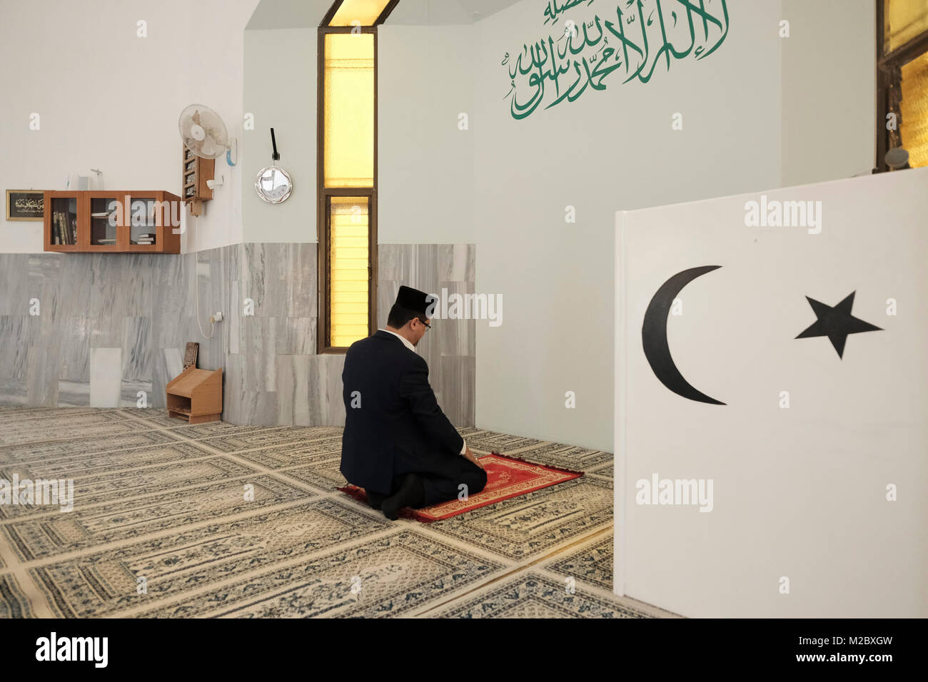 A member of the ahmadiyya muslim community hi-res stock photography and ...