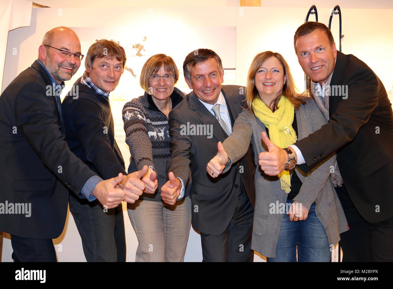 Daumen hoch frauen hi-res stock photography and images - Alamy