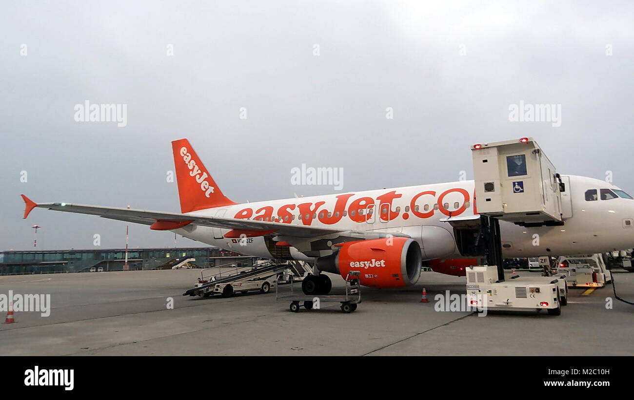 Eine Maschine des Billigfliegers Easyjet wird auf dem Airport Freiburg ...