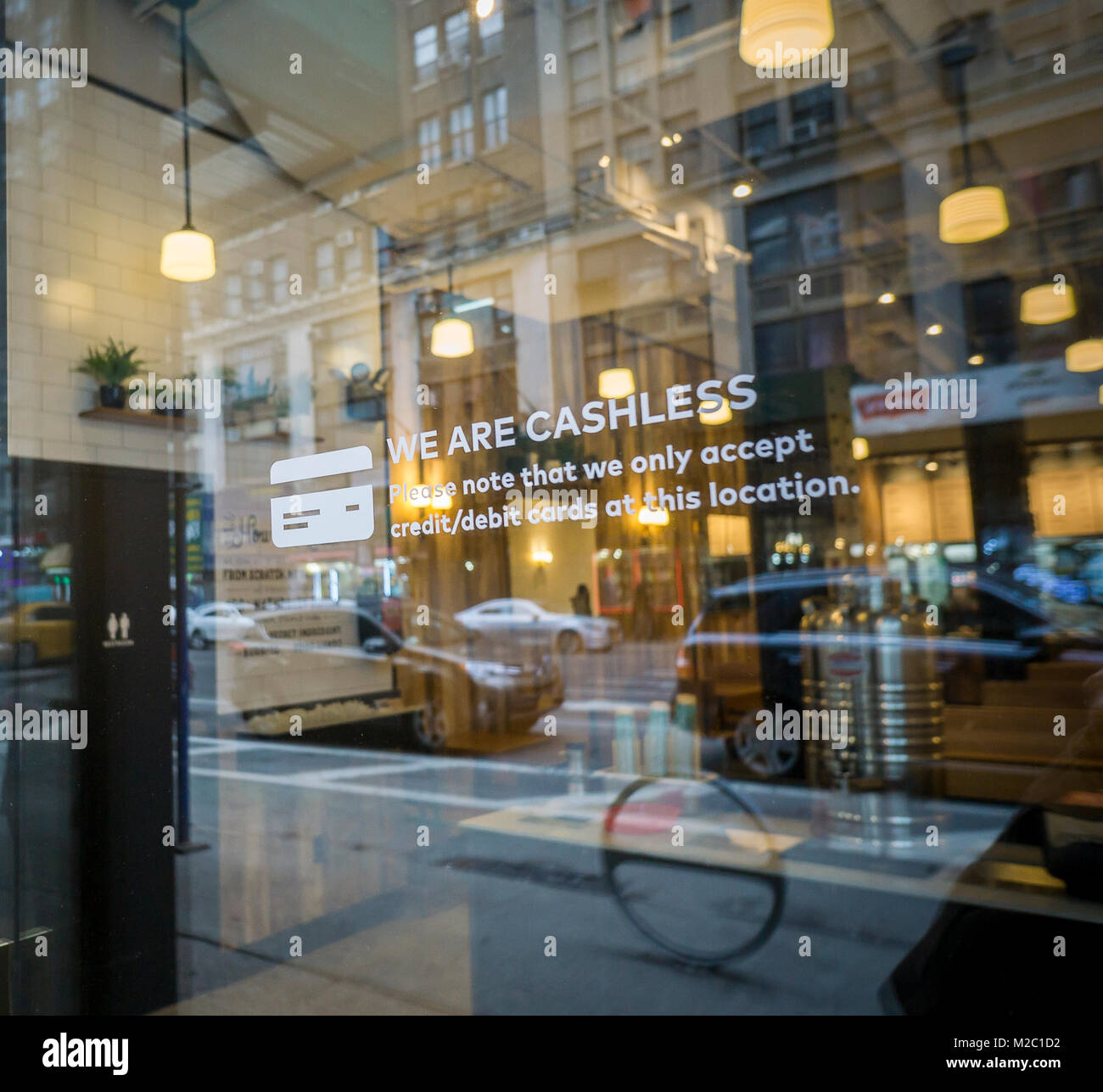 Cashless sign hi-res stock photography and images - Alamy