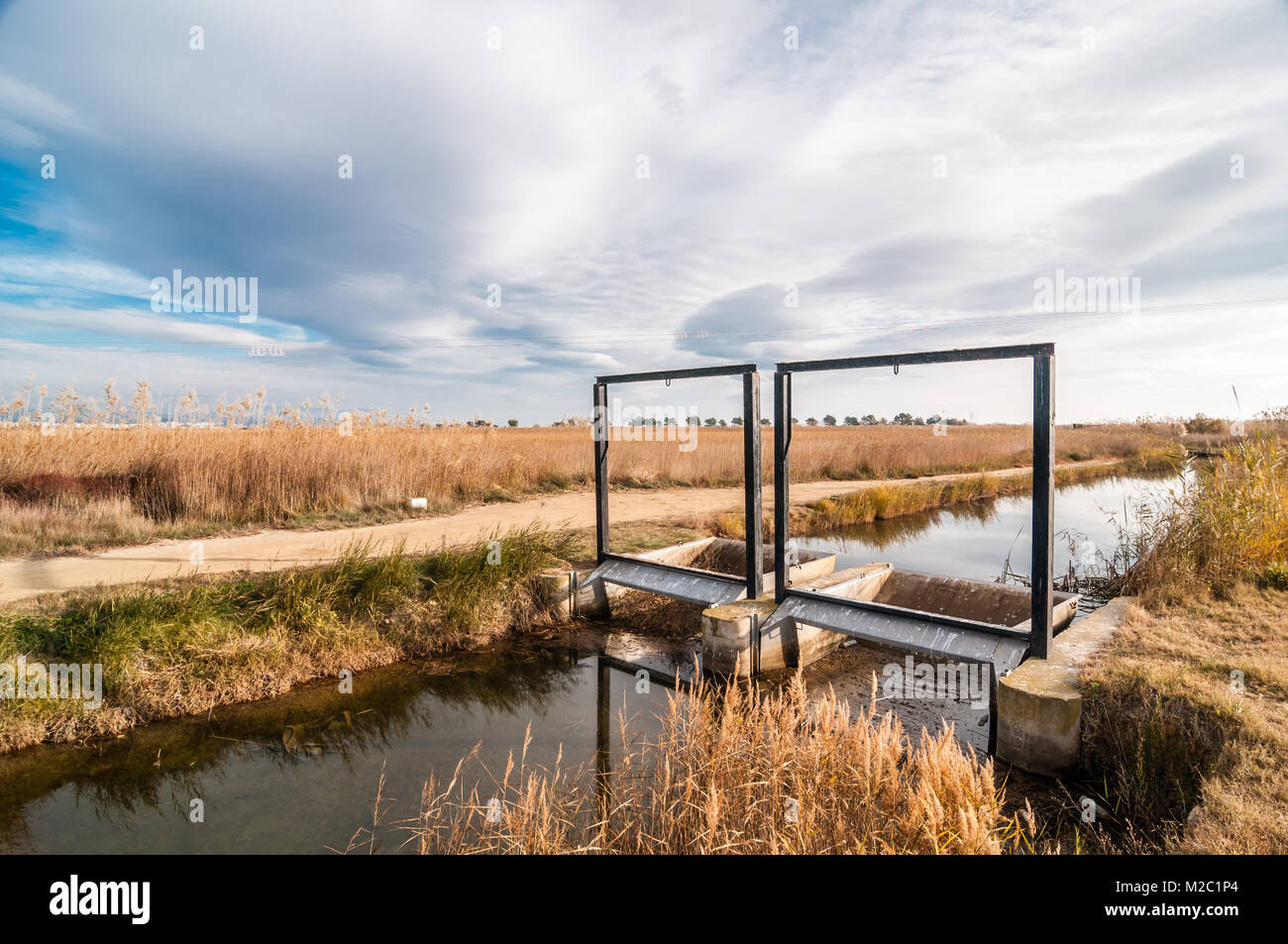 Gate irrigation canal hi-res stock photography and images - Alamy