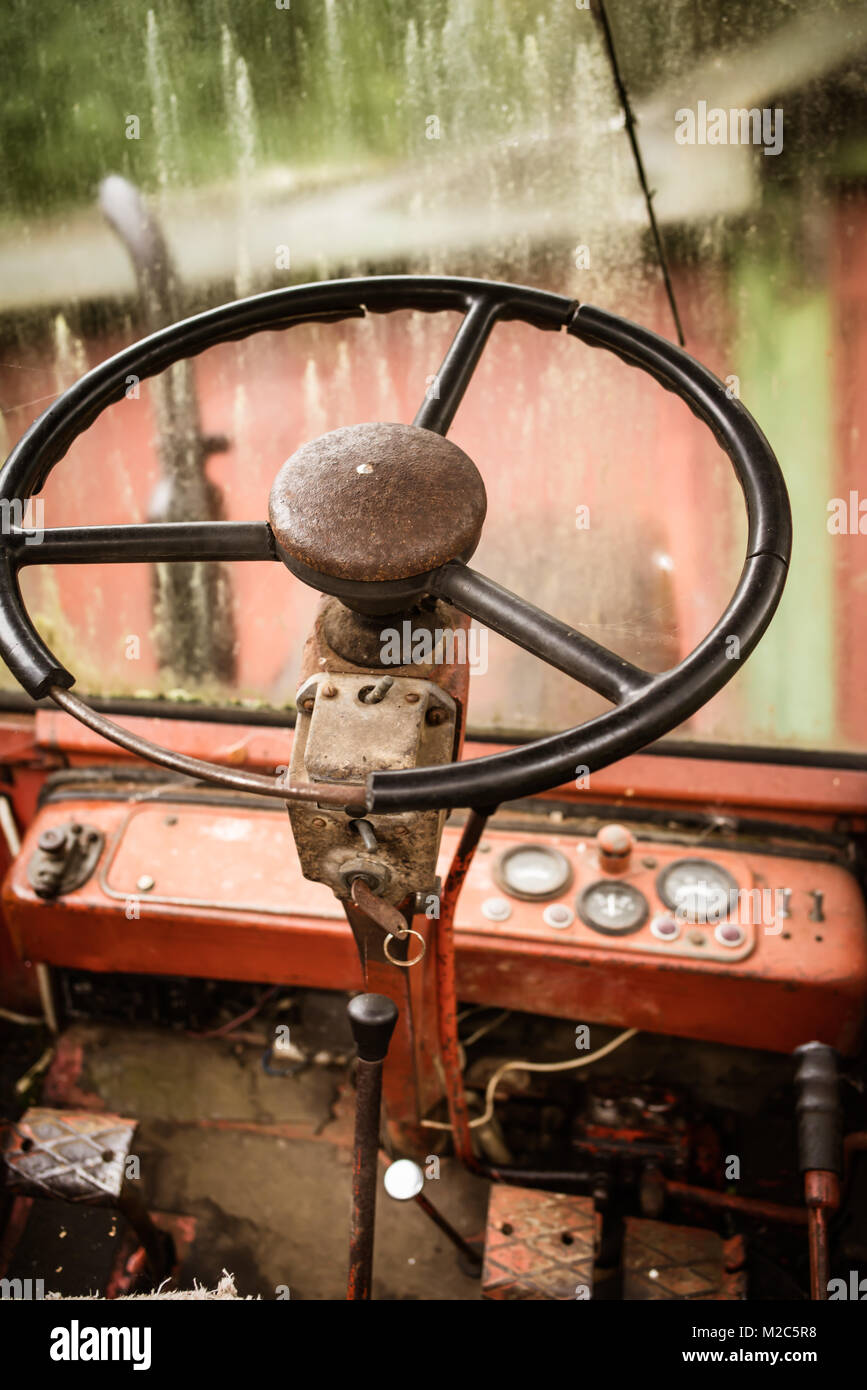 Old run down rusty tractor hi-res stock photography and images - Alamy