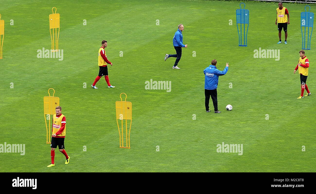 Christian Streich mit den Spielern im Trainingsgarten des Mage Solar ...