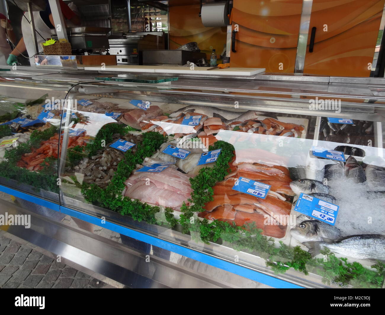 Frischen Fisch gibt es auf dem Wochenmarkt von Lazise am Gardasee ...