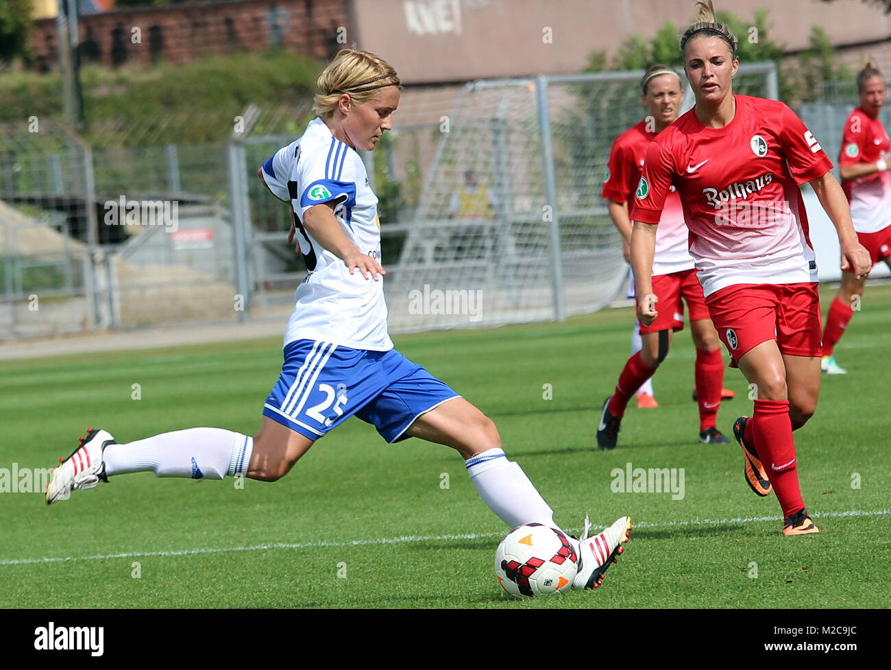 Elegante Schußhaltung: Saskia Bartusiak, FFC Frankfurt sieht sich zwei ...