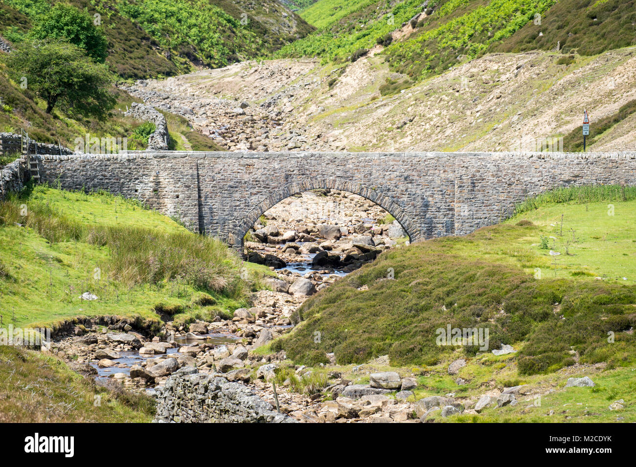 Small stone bridge yorkshire hi-res stock photography and images - Alamy