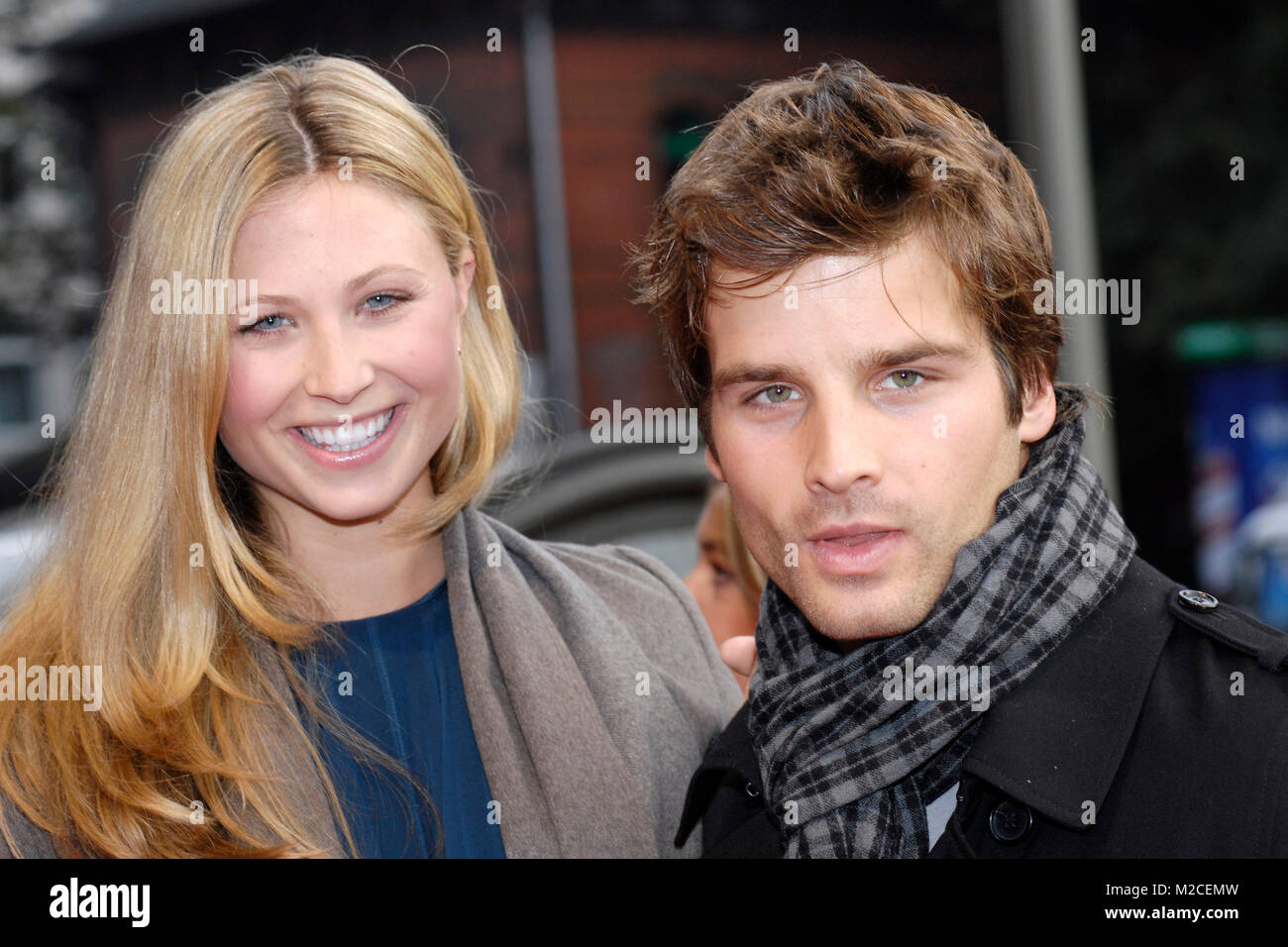Patrick Nuo mit Gattin Molly Nuo bei der Premiere des Musicals "Tarzan ...