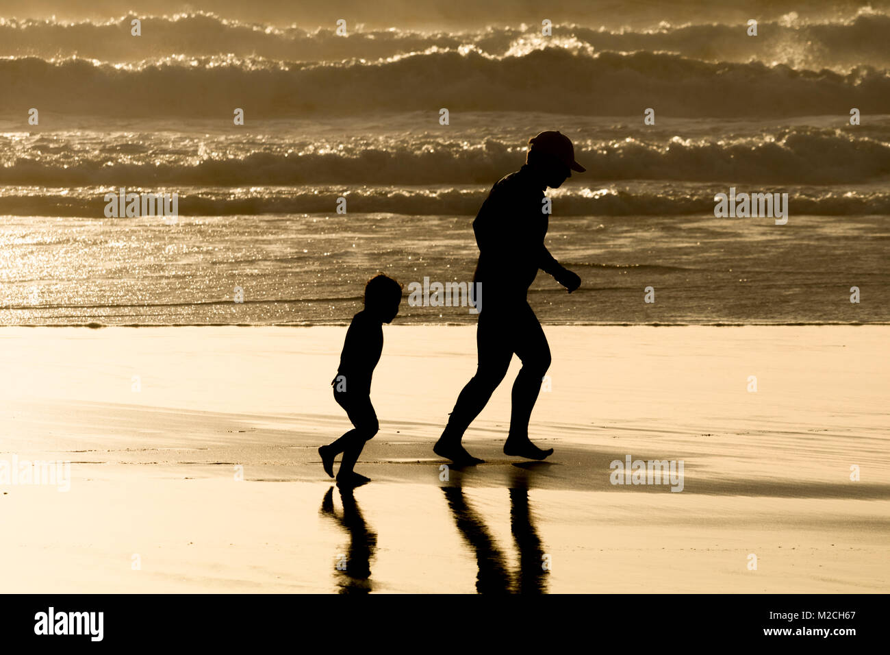 Father son beach sunset silhouette hi-res stock photography and images ...