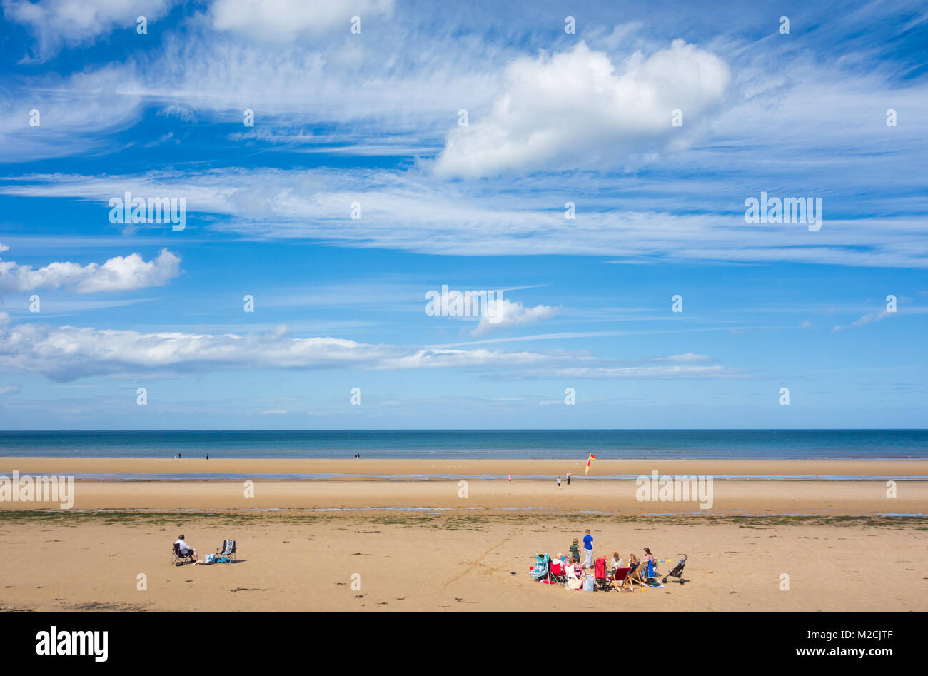 Sunny weather uk beach hi-res stock photography and images - Alamy