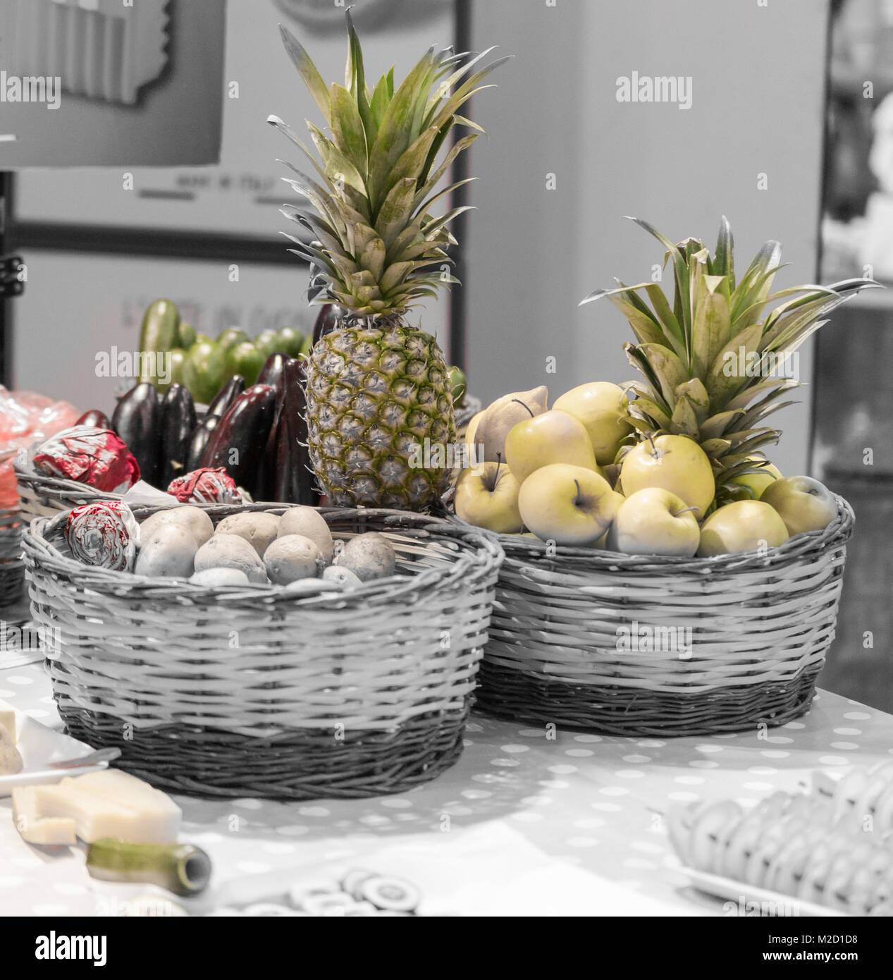 Pineapple and apples hi-res stock photography and images - Alamy