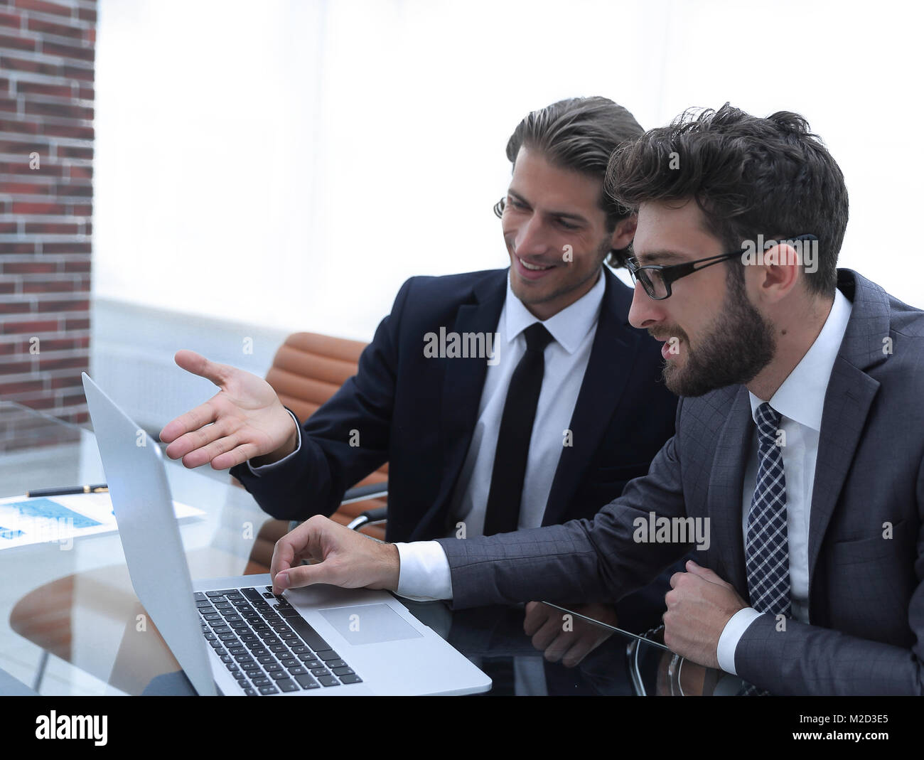 two business people working on laptop Stock Photo - Alamy