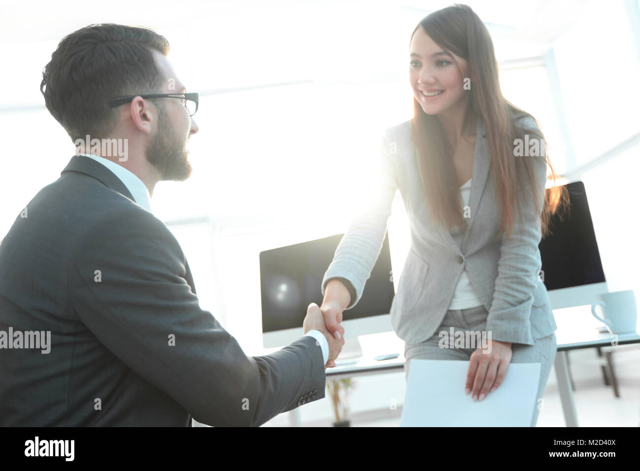 welcome and handshake of business people Stock Photo - Alamy