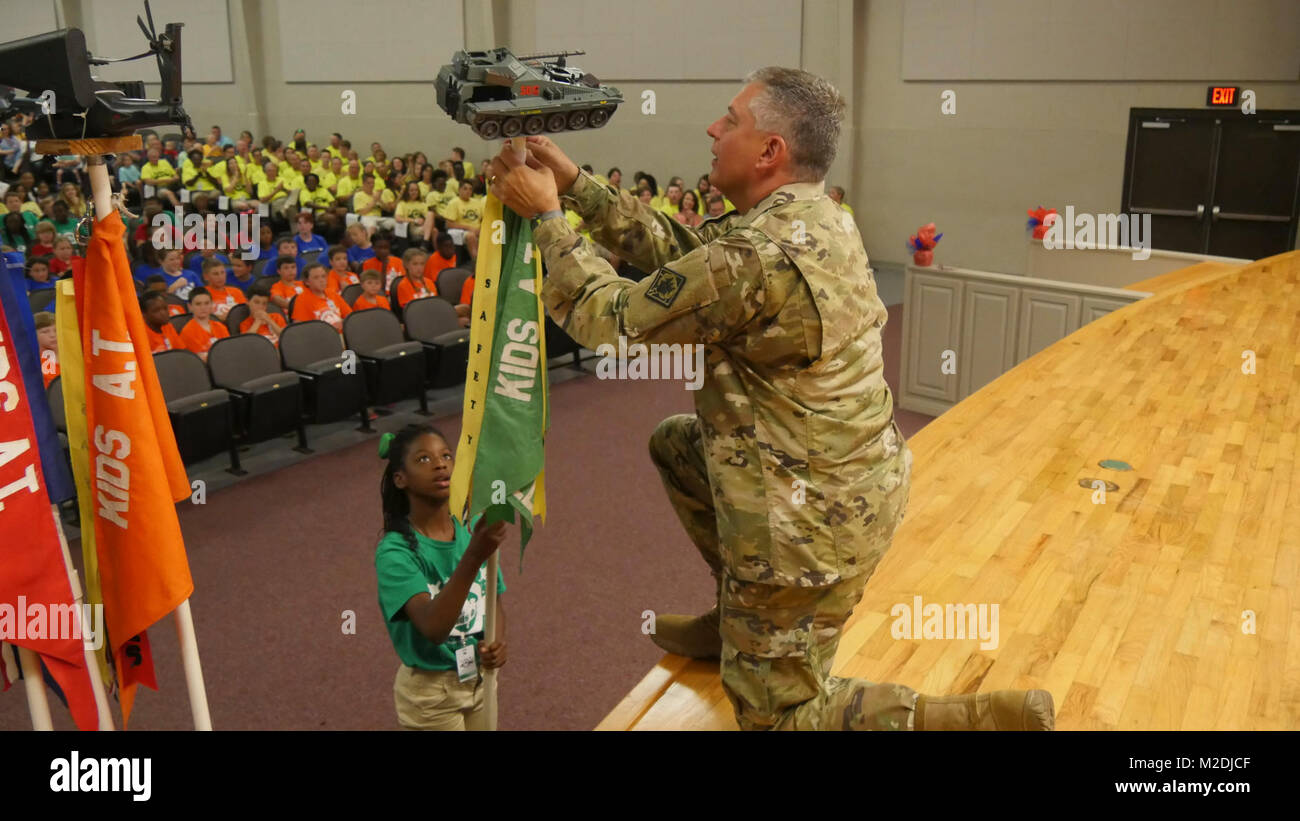 Maj. Gen. Janson D. Boyles, the adjutant general of Mississippi, awards ...