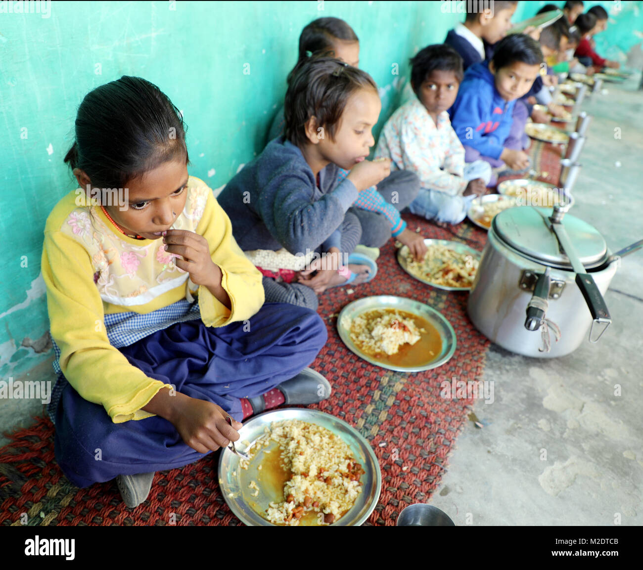 Jammu, India. 06th Feb, 2018. Indian school children eat their free ...