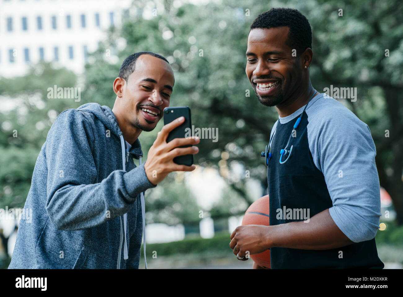Men texting hi-res stock photography and images - Alamy