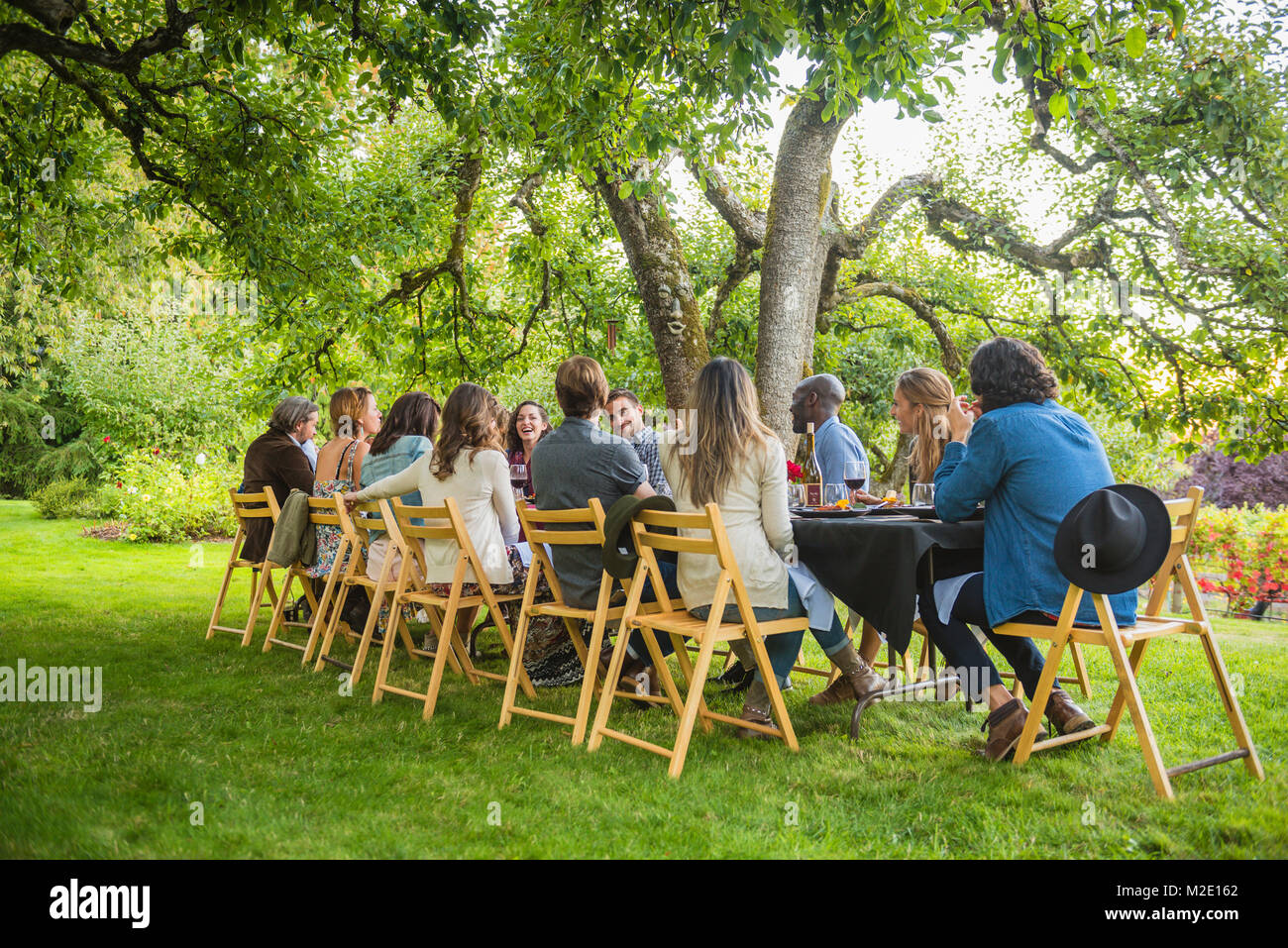 25 to 29 years wine party hi-res stock photography and images - Alamy