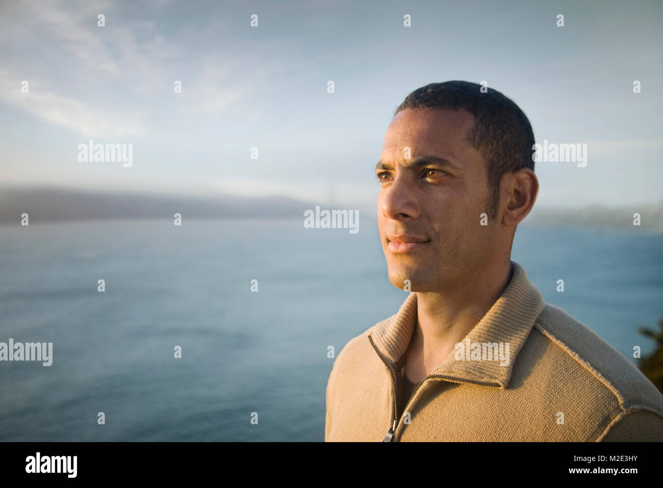 Back view man facing ocean hi-res stock photography and images - Alamy