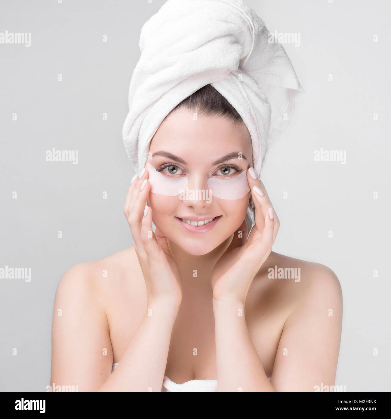 Caucasian woman applying makeup to cheeks Stock Photo - Alamy
