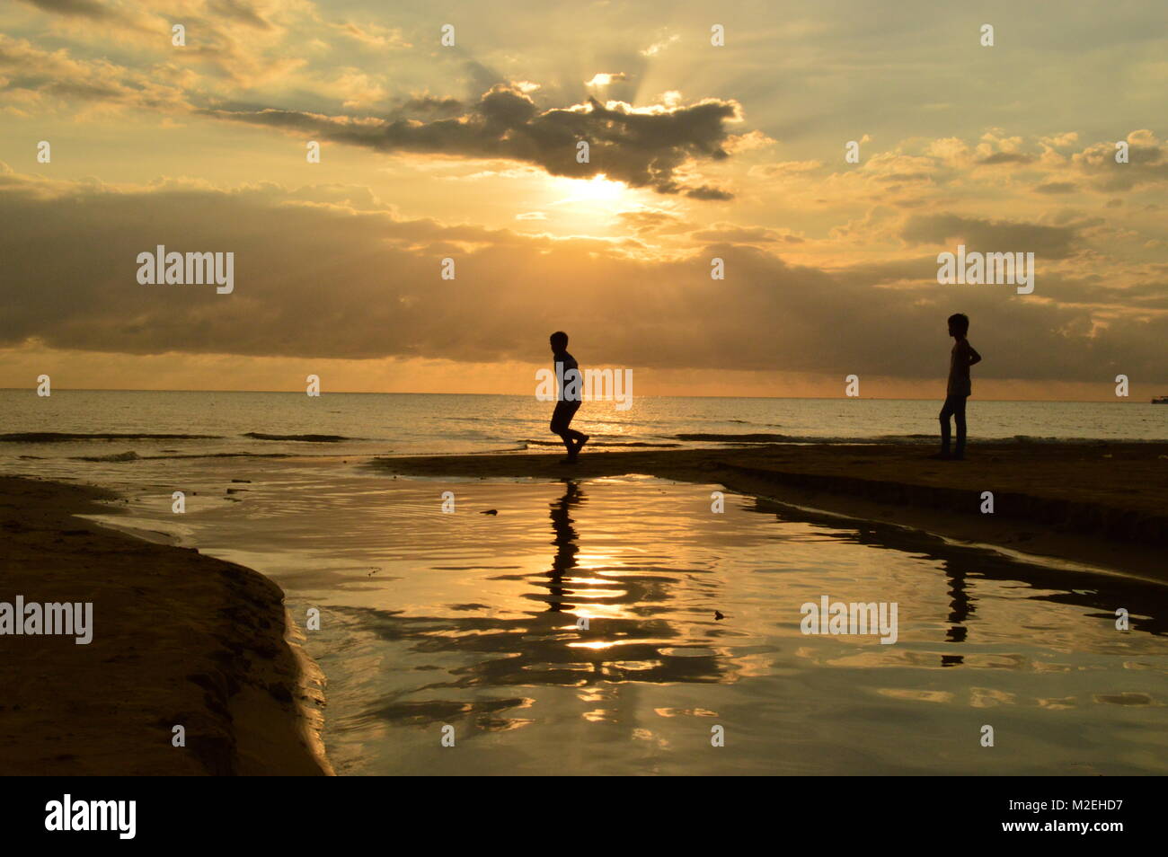 afternoon activitiThe tourists spend the afternoon running by the beach ...